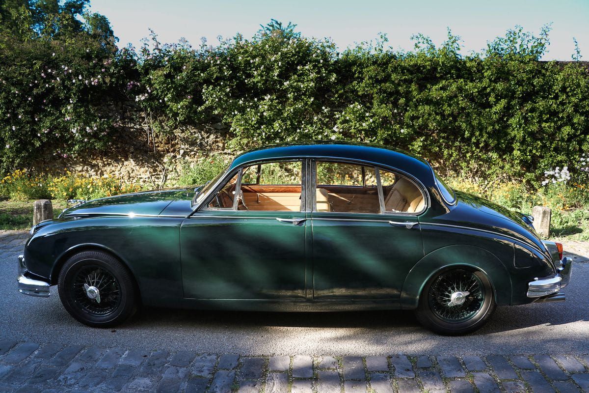 Classic car rental | Rent Jaguar MKII - Cartis